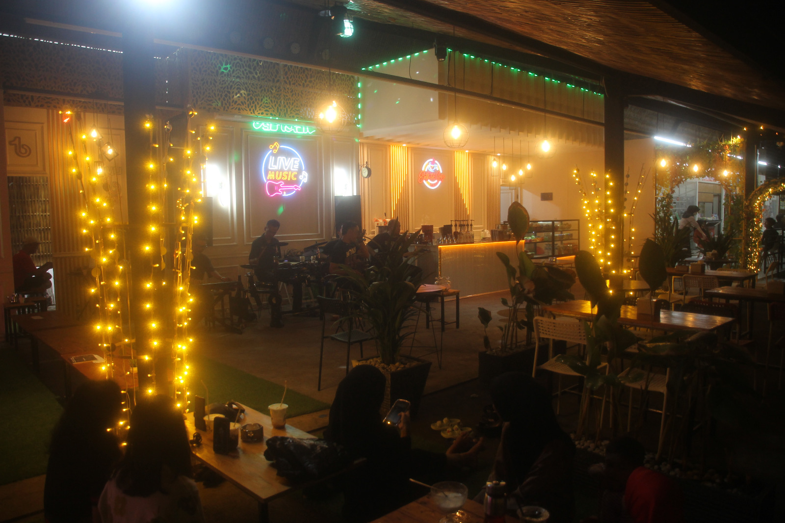 Esthetic Cafe Hadirkan Tempat Nongkrong Nyaman Dan Instagramable ...